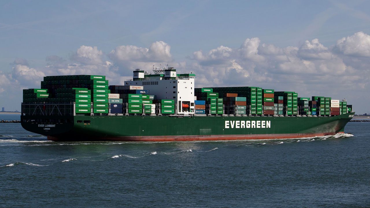 Le gigantesque porte-conteneurs Evergreen s’échoue dans la baie de ...